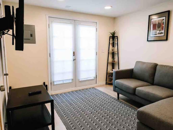 An Entire Bottom Unit 1 Bed 1 Bath In Renton - Renton, WA