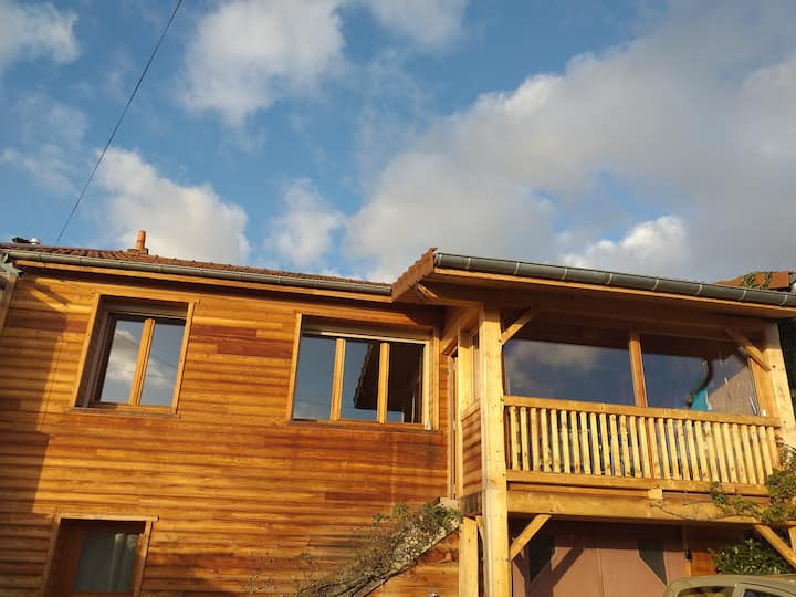 Ambiance Feutrée D'une Petite Maison En Bois. - Mâcon