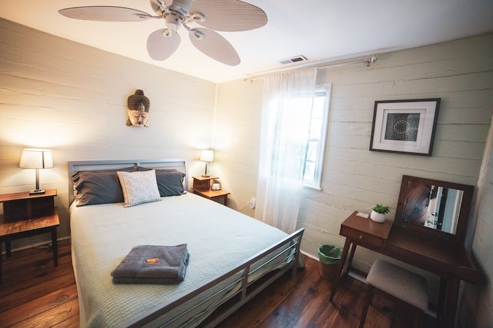 Notso Hostel India Room - Charleston, SC