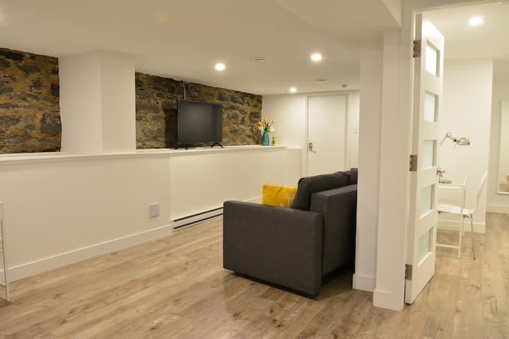 Fall & Winter Special! Huge Ground Floor Apt With Courtyard - 5 Bed + 6 Bath - Montreal