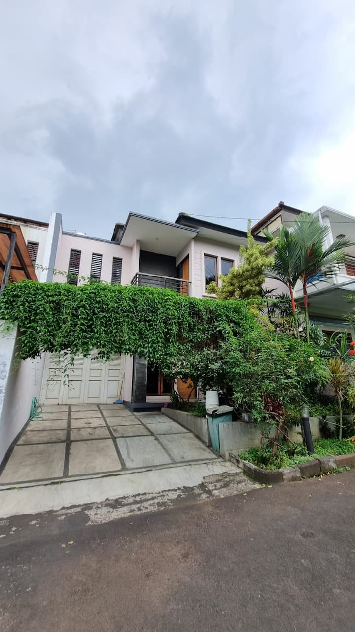 Strategic Affordable Comfy House Green Ciumbuleuit - Cimahi