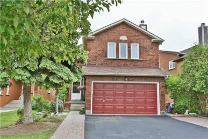 Spacious & Clean Family Home - Mississauga