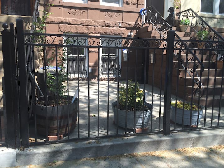 Charming 2br Brownstone Near Subway - Brooklyn, NY