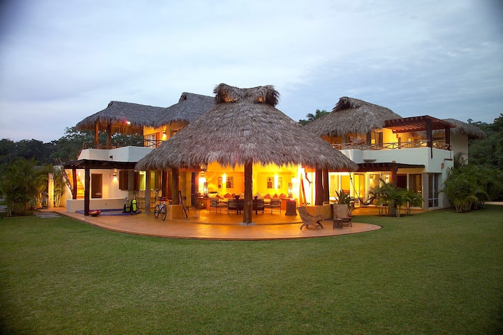 Chacalilla Bay: Luxury Beachfront Villa Bugambilia - Chacala