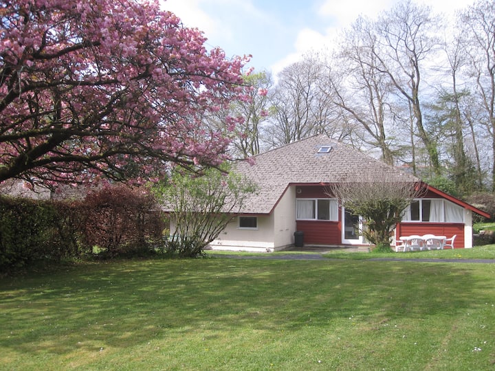 Orchard Lodge With Tennis Court & Play Area - Tenby