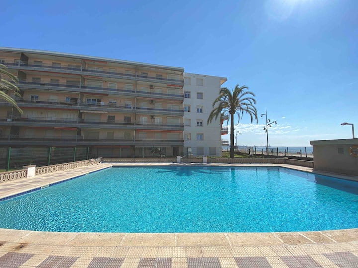 “Cómo Una Ola” 
Apartamento De Playa Con Piscina. - Costa Daurada