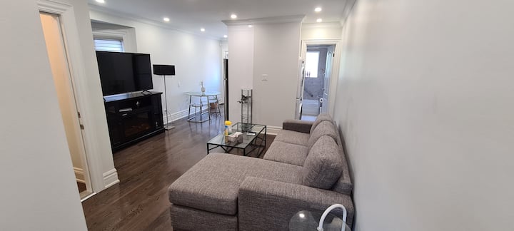 Lovely One Bedroom Oasis+balcony+work Station - Toronto