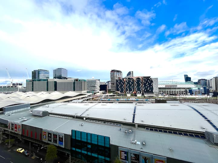 Modern Inner City Apartment Opposite With Sky Bus - Melbourne
