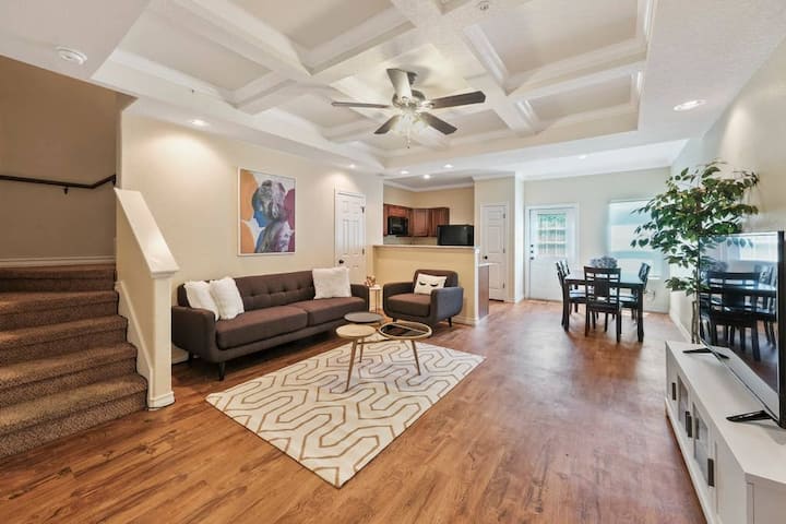 In-unit Washer/dryer| Backyard| Driveaway Parking - Garden Ridge, TX