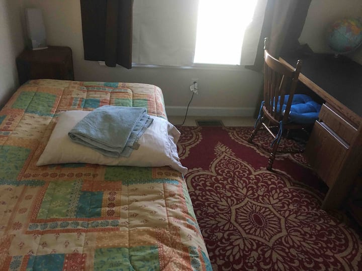 Private Room With Twin Bed And Desk - Boise, ID