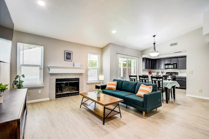 30% Monthly | Centrally Located| 70" Smart Tv - Elk Grove, CA