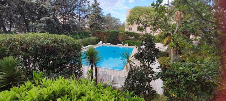 100 M2 Rez De Jardin Dans Résidence Avec Piscine - Marseille