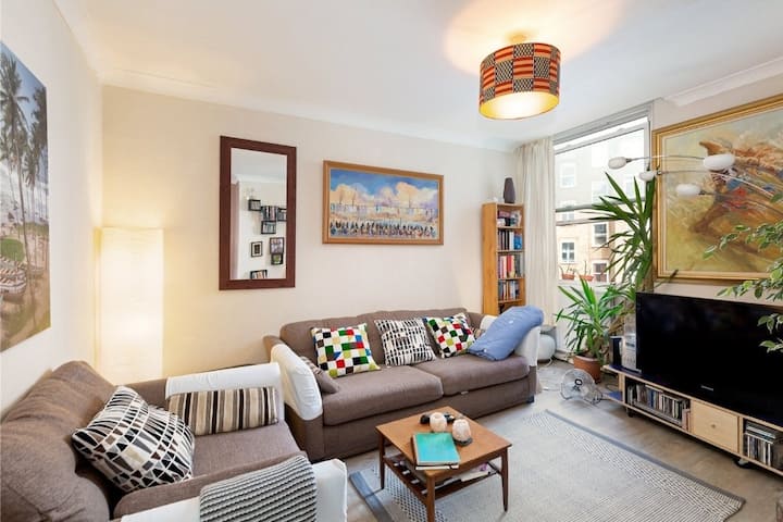 Private Room In Cool Camden - London