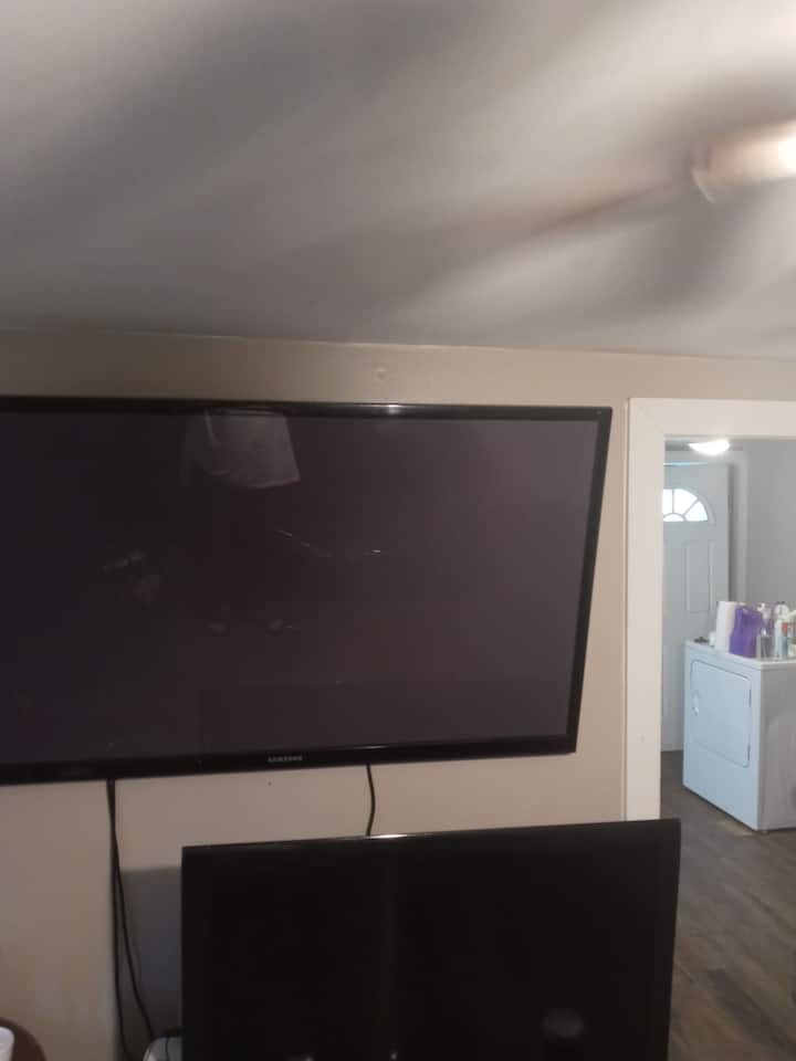 Cheerful 3 Bedroom Wth Cozy Back Yard Bbq Pit Quiet Wifi Tv S Nice Beds Washer Dryer Etc - Lake Charles, LA