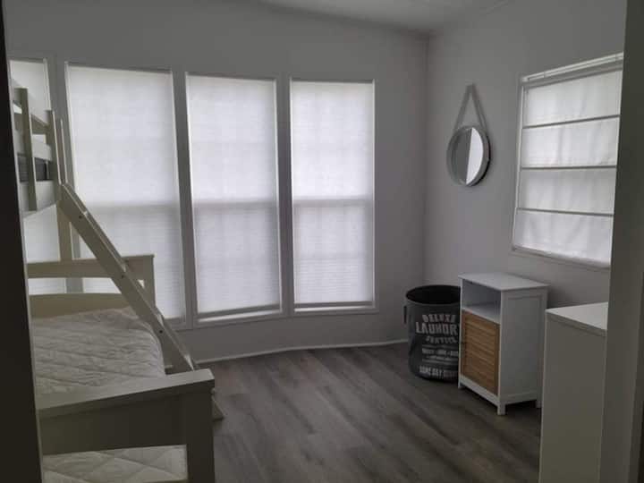 Bright And Cheerful 2-bedroom, Near Park On Dead-end Street - Port Colborne
