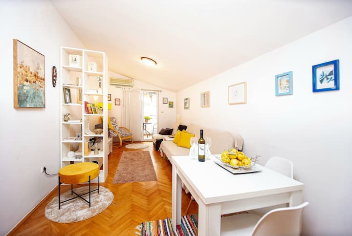 Essenza Old Town: Art Studio Apartment - Budva
