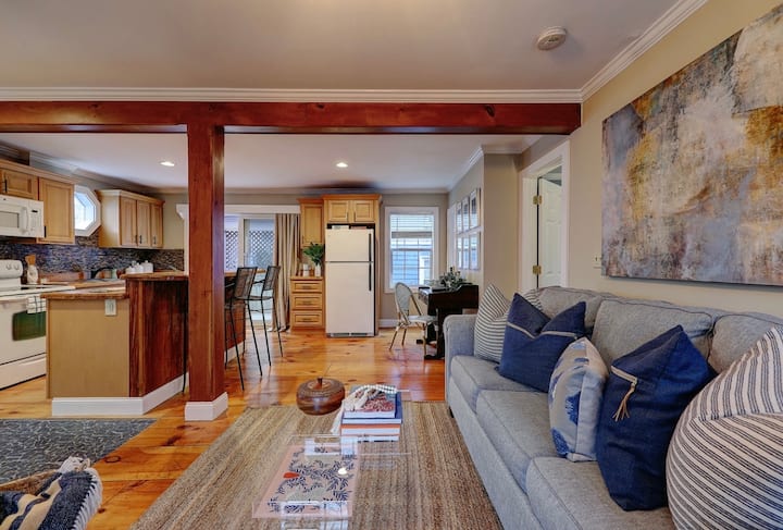 Stylish And Cozy Downtown Newport Apartment - Newport, RI