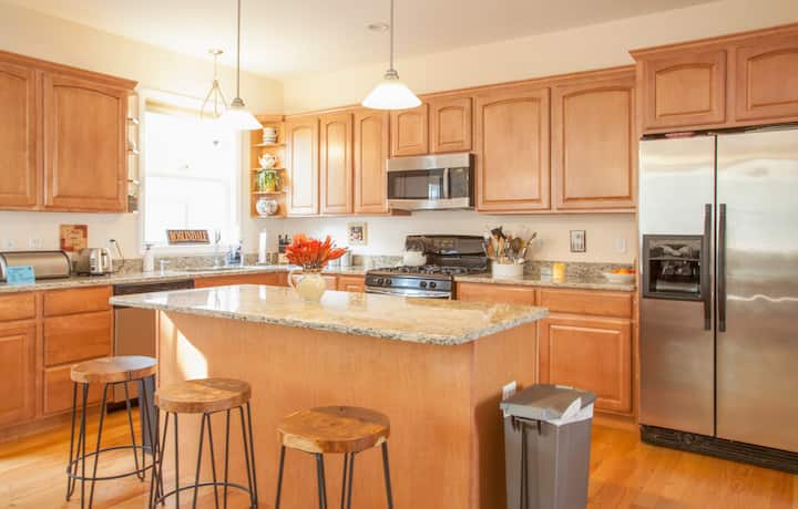 2 Rms, Private Bath, Females Or Grandparents Only - Boston, MA