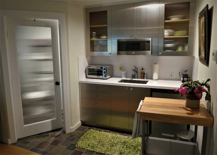Oaks View Private Studio, Modern Kitchenette - Petaluma, CA