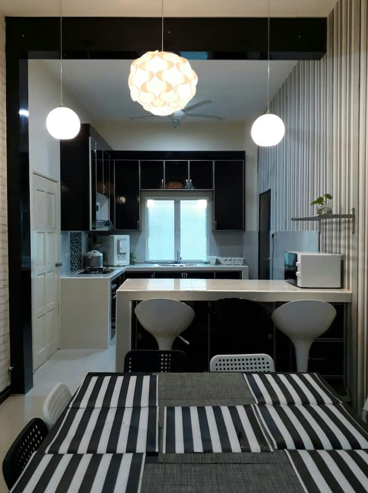 Puncak Iskandar Homestay@ Azzarohome - Seri Iskandar