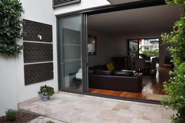 Modern Townhouse Minutes To Paradise - Manly