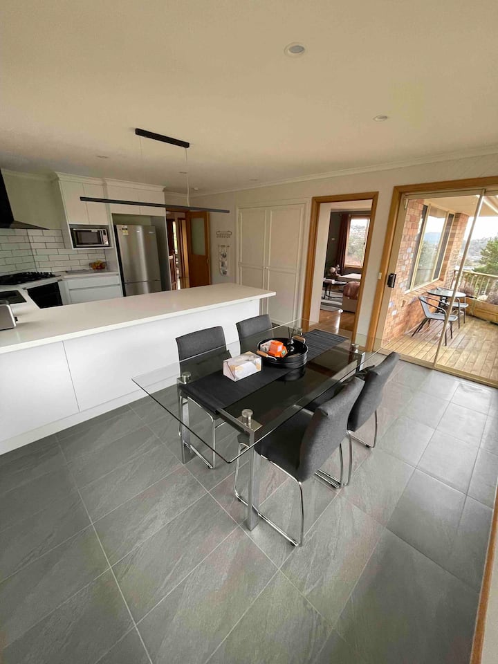 Cosy Guesthouse With River Views - Hobart