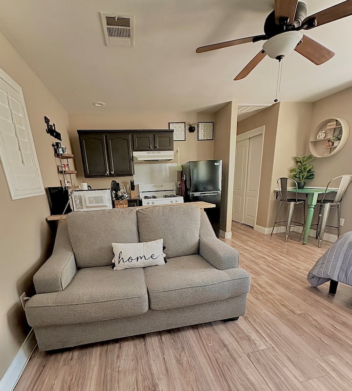Cozy Westside Studio - Bakersfield, CA