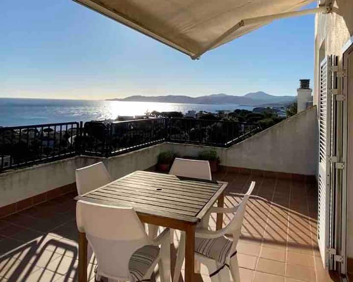 ÁTico Con Dos Terrazas Y Magníficas Vistas Al Mar. - Llançà
