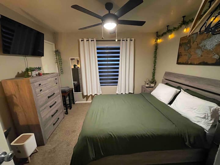 Private Queen Bedroom W/ Private Bathroom - Arizona