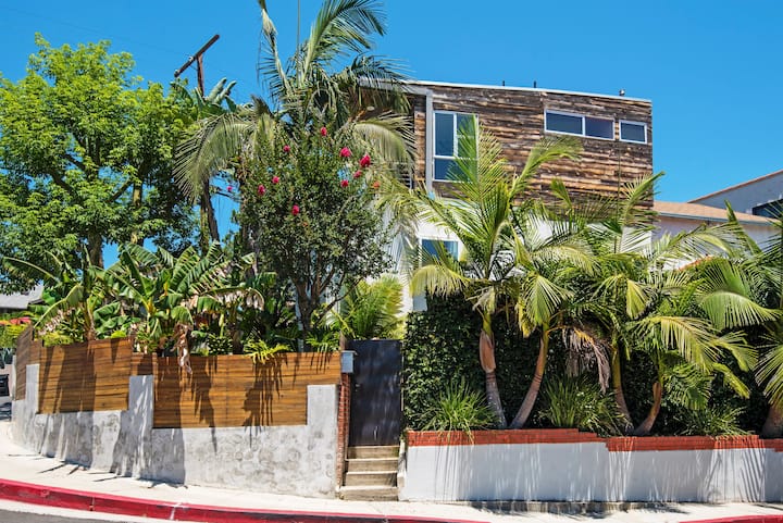Hilltop Muse•views/lush Yard/hot Tub-ahudsonhouse - Los Angeles, CA