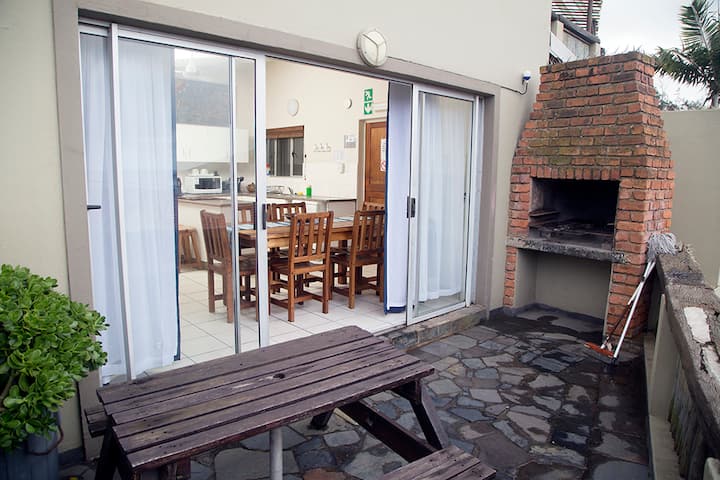 Seaview Beach Cottage. Seaviews! Sleeps 4-6 - Durban