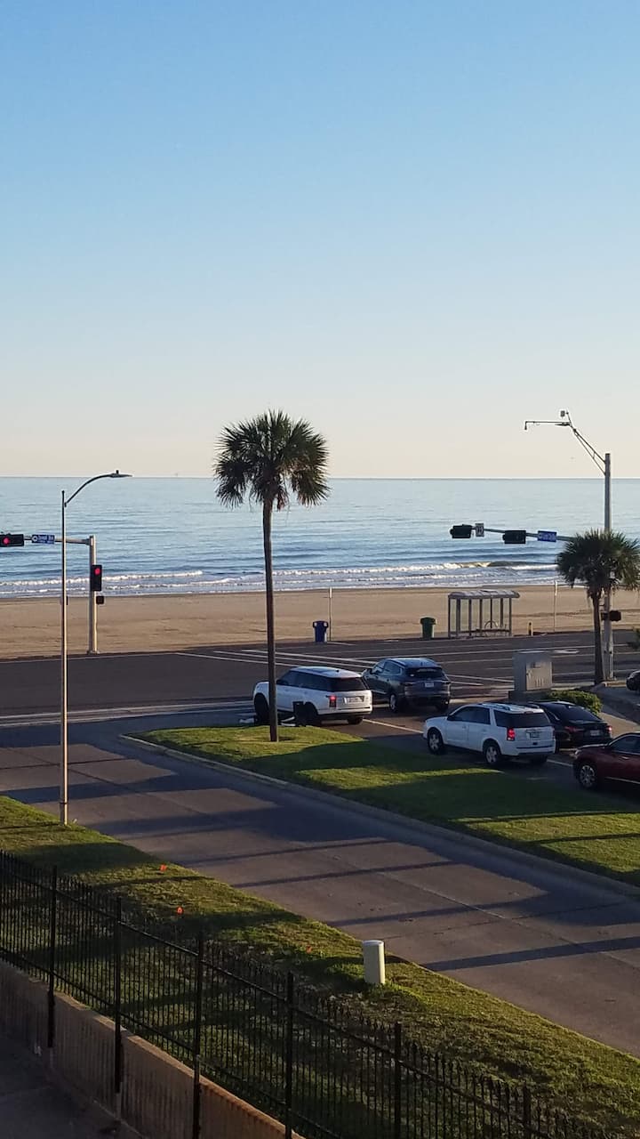 Beachfront Condo • Gulf View & Heated Pool - Moody Gardens, Galveston