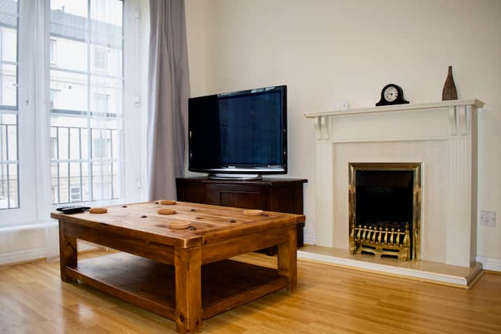 Homely 2 Bed Flat Next To Tram Stop On Leith Walk - Édimbourg