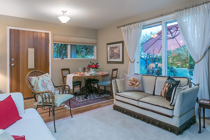 Wolfshire - Sunrise Suite - Sidney