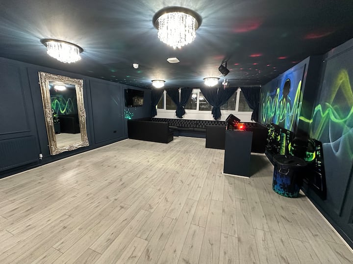 City Ctr Dj Party Apartment- Ibiza Suite Sleeps 22 - Lancashire