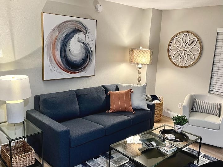 Southern Bliss!  Beautiful 2br & 2 Full Bathroom. - Largo, FL