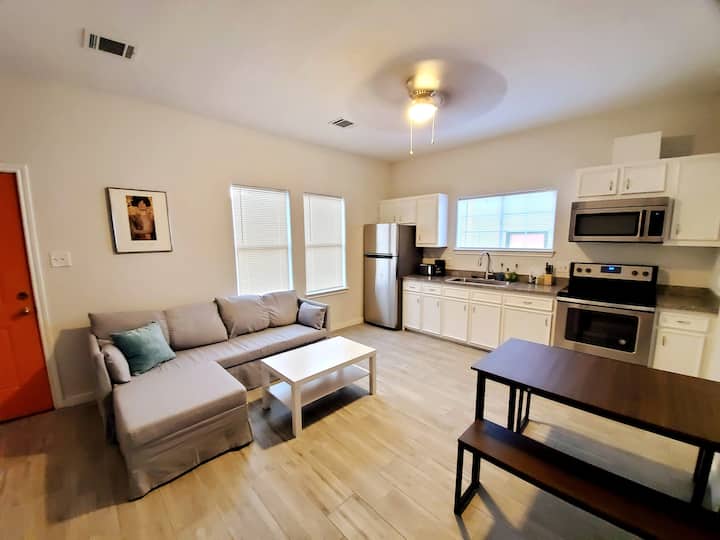 Lotus | 1 Br Near Downtown |Close To Everything 3a - Houston, TX