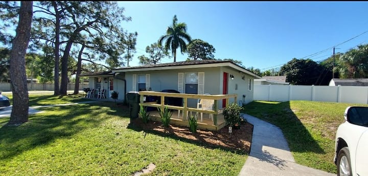 Hide-away Cottage - Convenient To Everything! - Fort Myers, FL