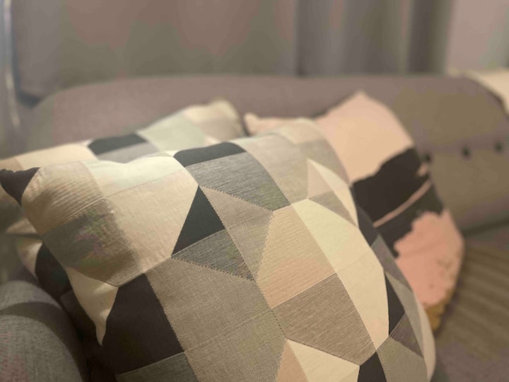 The Boho Escape. 
Cozy And Central!
-Fifa Homebase - West Vancouver