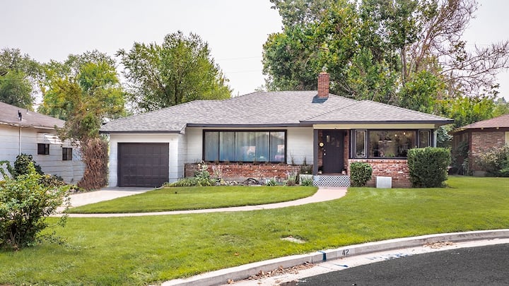 Quiet Old Southwest Home On A Cul-de-sac/park. - Silver Legacy Resort Casino