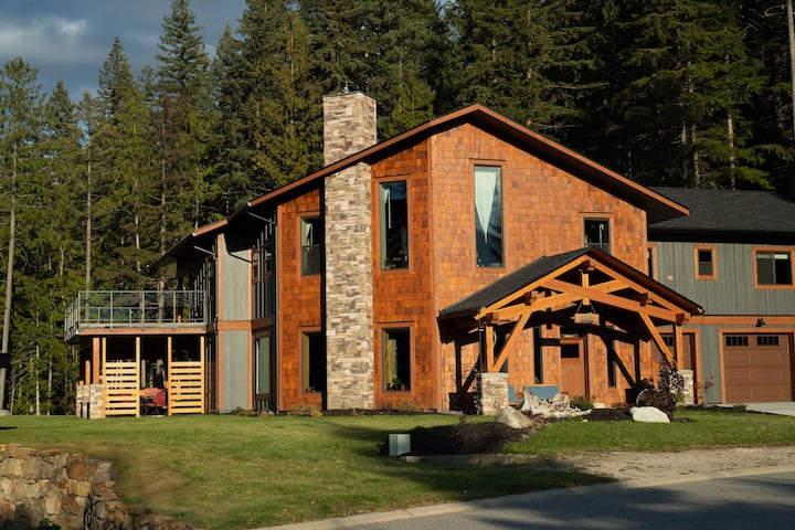Crowbar Lodge: The Frisby Vista Suite - Revelstoke
