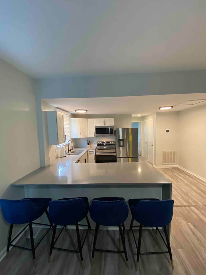 Modern One Bedroom Walking Distance To Breweries - Huntsville, AL