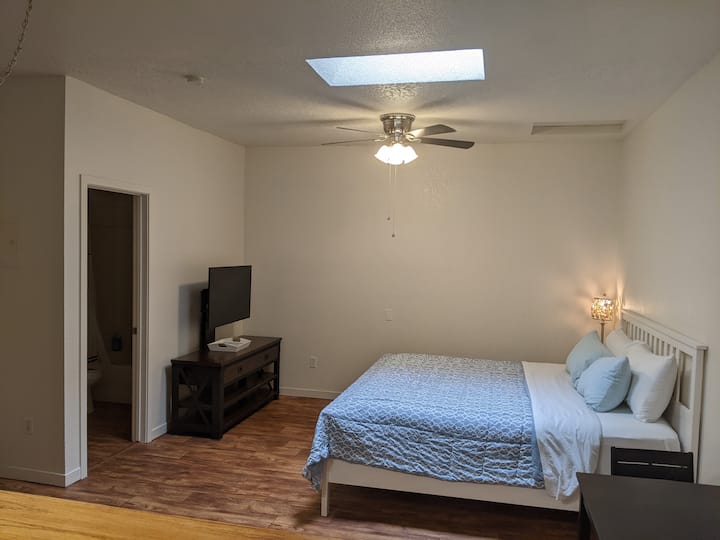 Lotus C: King Size Bed Studio Apartment - Yuba City, CA