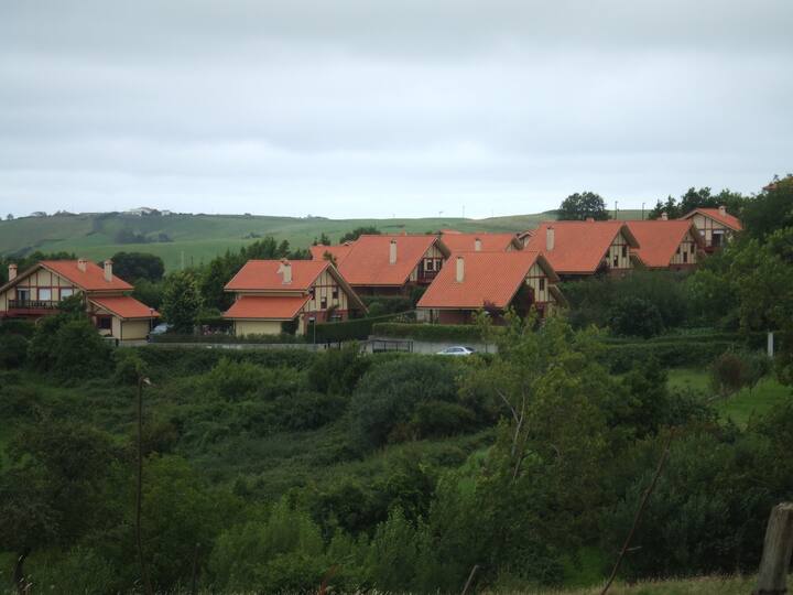 Villa Con Encanto En Inmejorable Entorno. - Comillas