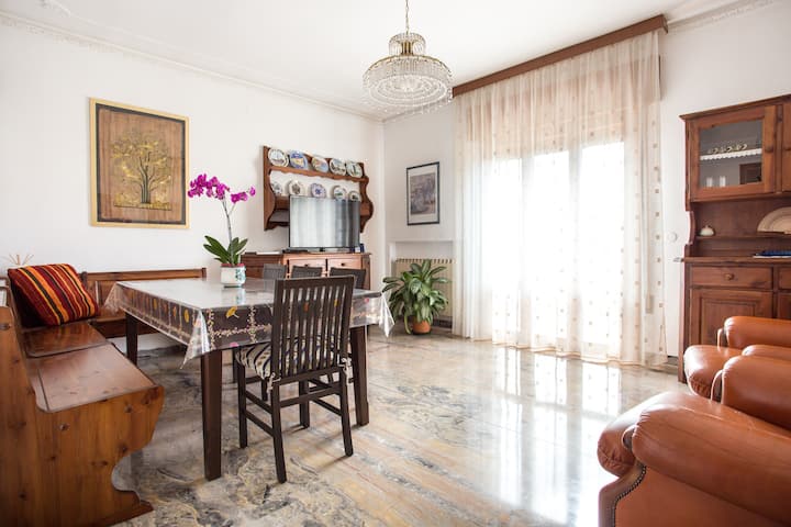 Grand Appartement 2 Chambres Et Parking Gratuit - Wenecja