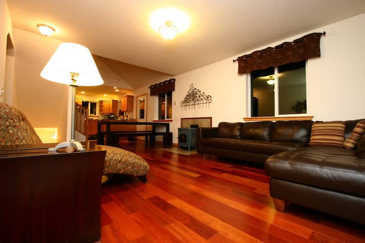 Mountain Chalet With Hot Tub, Gameroom And Wifi, Sleeps Up To 10 - Glacier, WA