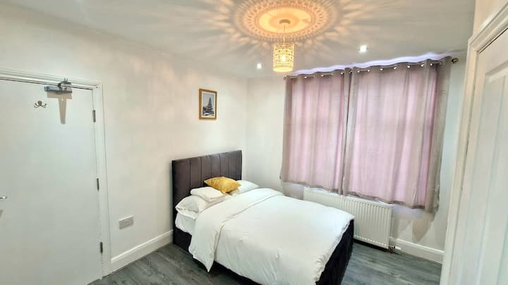 Platinum En-suite Room In London 2 Mins To Station - Ilford