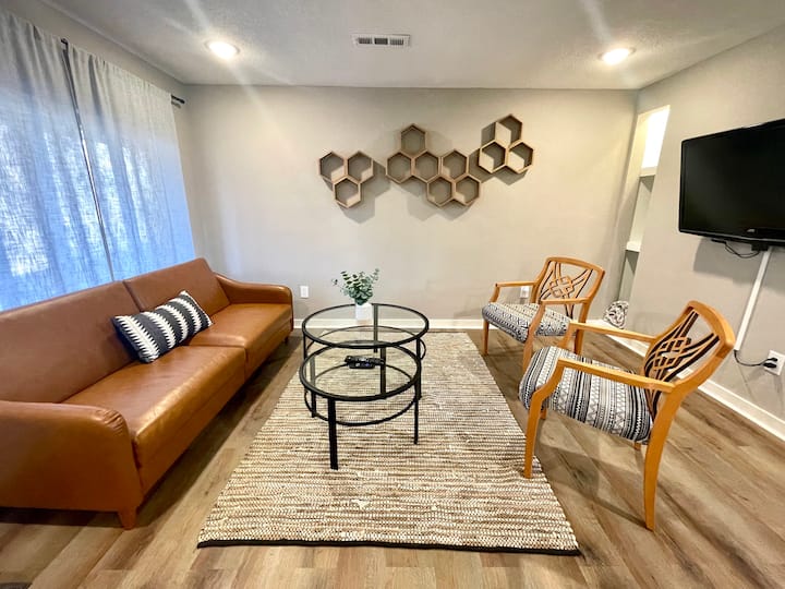 Stylish, Modern, Remodeled : Central Location - Rogers, AR