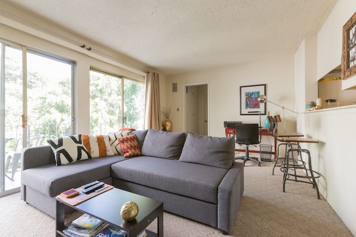 Great Location! Lovely, Quiet Apartment W/ Balcony - West Hollywood, CA