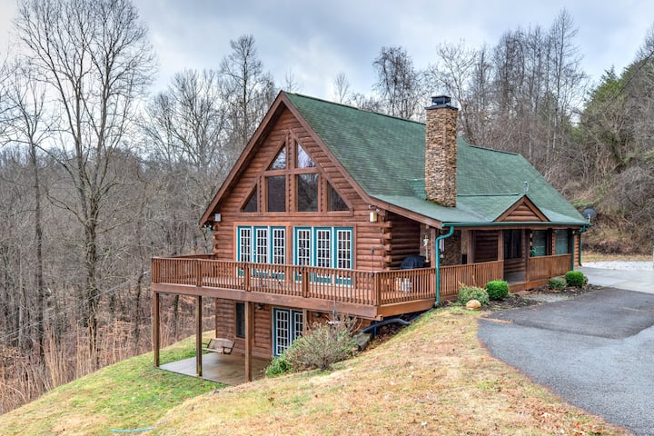 Spacious Lakeview Log Cabin In The Gatesofshanghai - LaFollette, TN